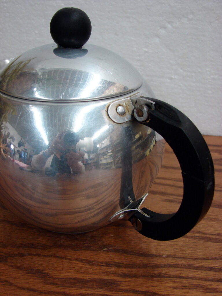 Vintage Retro Mirro 1 1/2 Qt #1526 Aluminum Tea Pot Wooden Handle ...