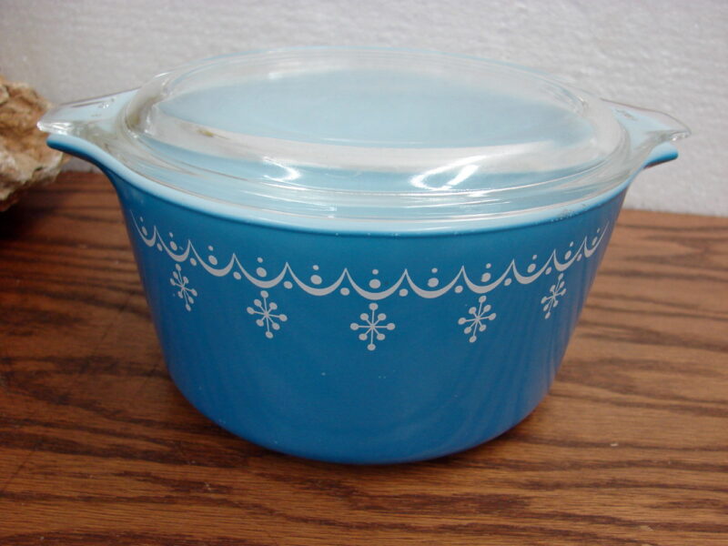 Vintage PYREX Blue Snowflake Garland #473 Cinderella Round Casserole w ...