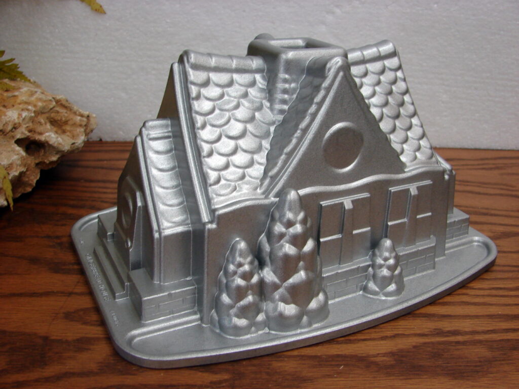 Nordic Ware Heavy Duty Cast Aluminum Gingerbread House Bundt Pan ...